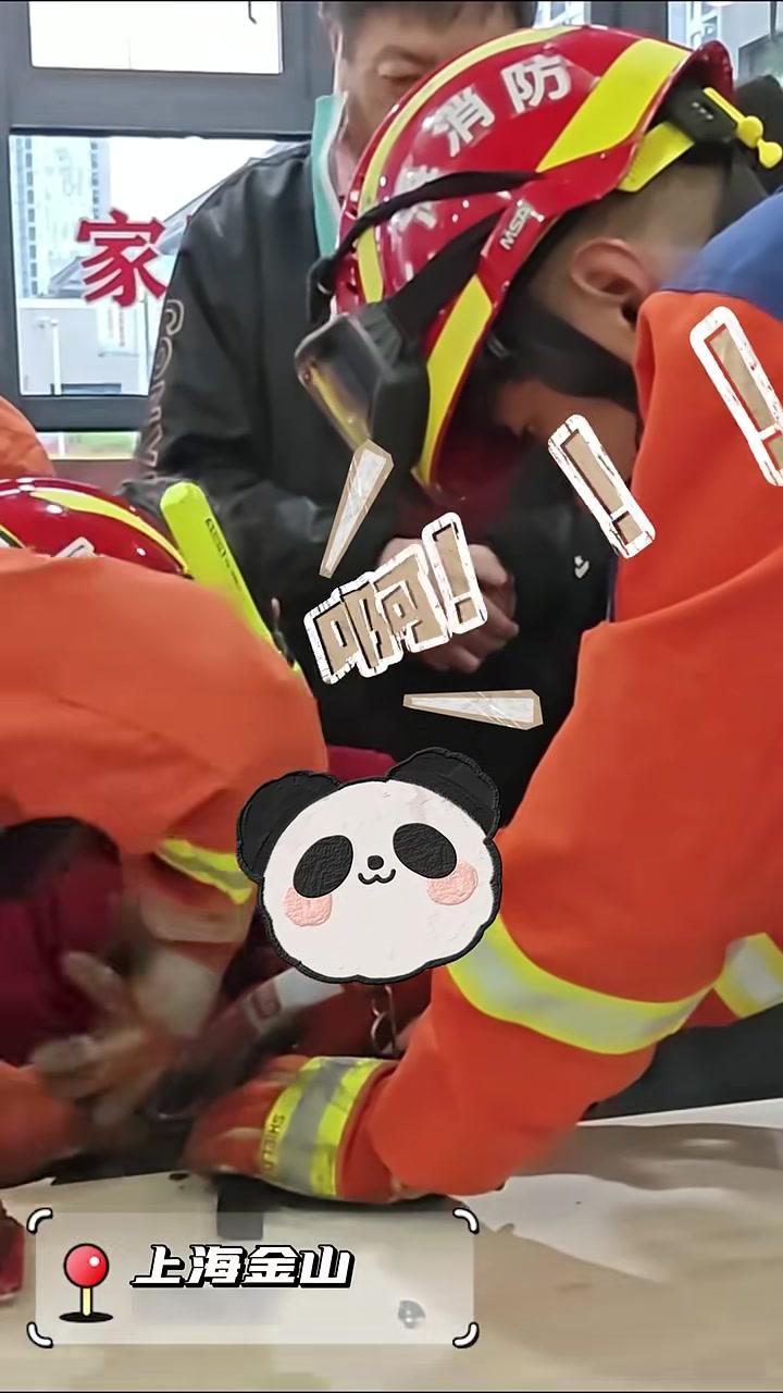 ...一边使用老虎钳和电磨机等小型破拆工具破拆,经过近15分钟的处置...