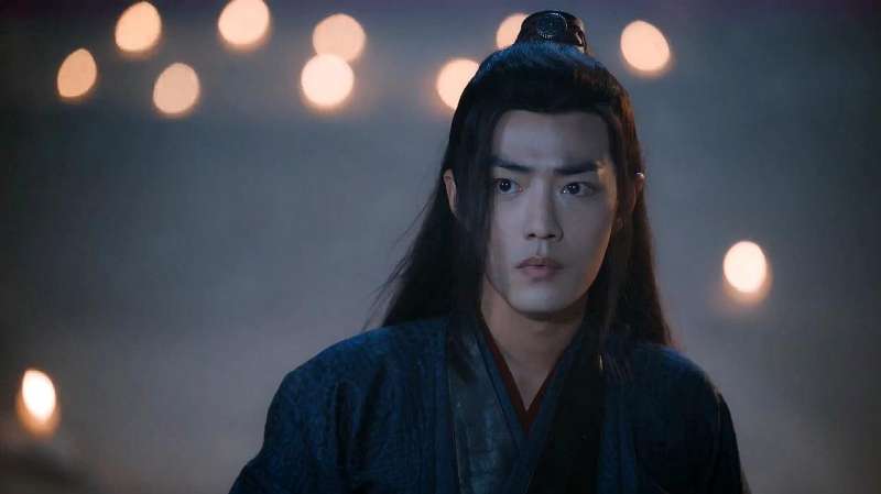 魏无羡用符咒堵住门,村民敲得更加猛烈,门被撞开村民全部涌进来