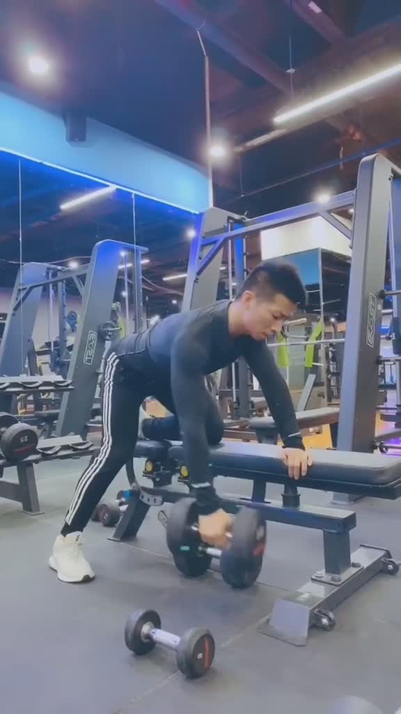 运动时佩戴好装备可以有效保护腰部防止受伤。安全第一位