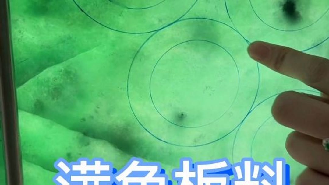 满色翡翠手镯板料有没有收藏价值呢?