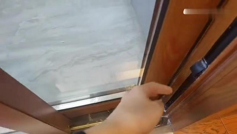 厨房推拉门买吊轨好还是地轨好?论扎实稳定性,极窄门还是不如它