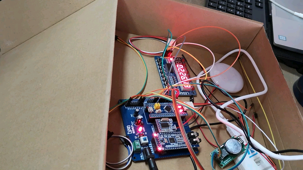 基于stm32f103的语音控制与播报的电子时钟 另增温湿度检测按键切换...