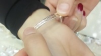 推拉手镯这么戴不变型,还能大小自由调节,操作不对也会让手镯老化的快