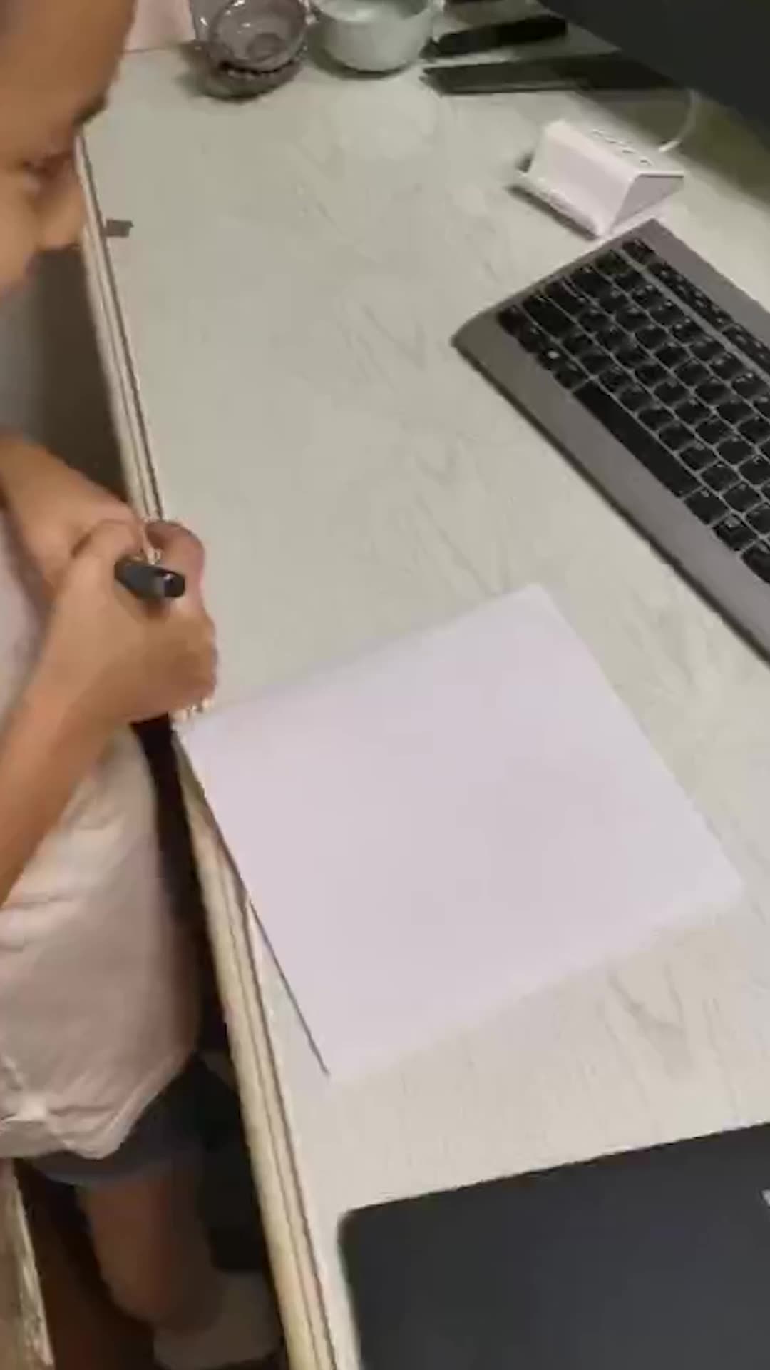 萌娃做算术题 “借位减法”出bug借不动表情大变,前面不想借?