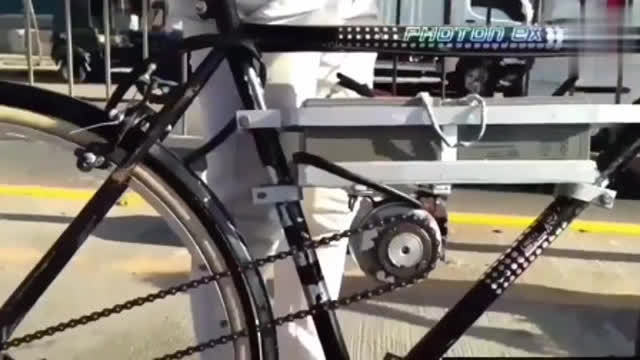 印度小哥灵机一动,自行车秒变电动车,这动手能力太牛了!