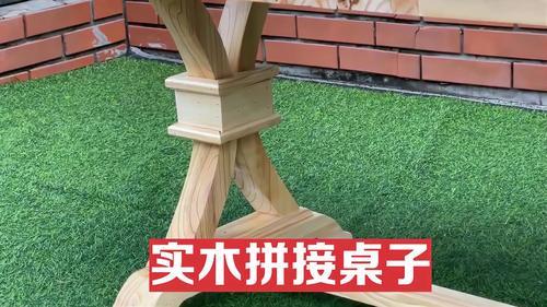 用实木拼接的桌子,效果漂亮不说,还结实耐用