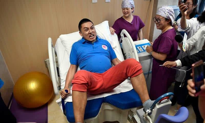 男人首次体验模拟分娩,刚开始就受不了了,现场一顿嚎叫!