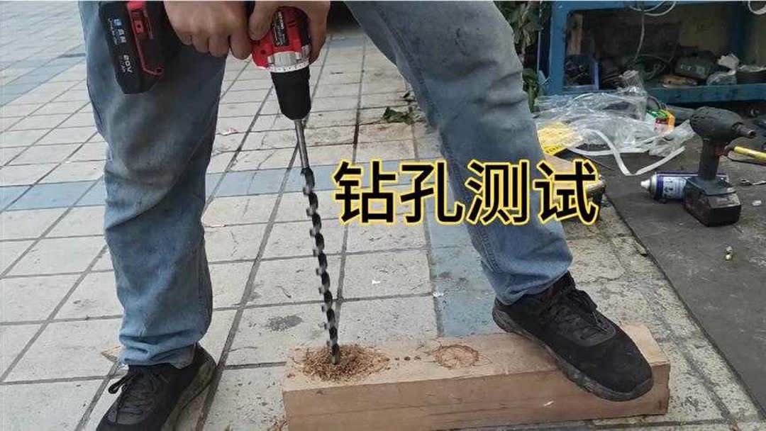 工具哥测试一台50牛米的锂电钻,中间发生什么事了竟然钻孔还翻车