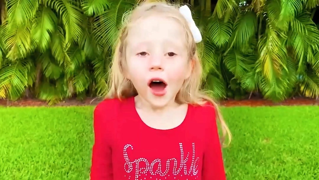 爸爸和女孩的甜蜜碰撞,却压垮了蹦床,真是糟糕的一天