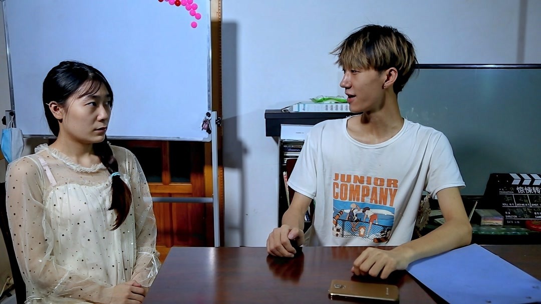 老板出题问面试者,一头五百斤的猪要过二百斤的桥,猪怎么过去