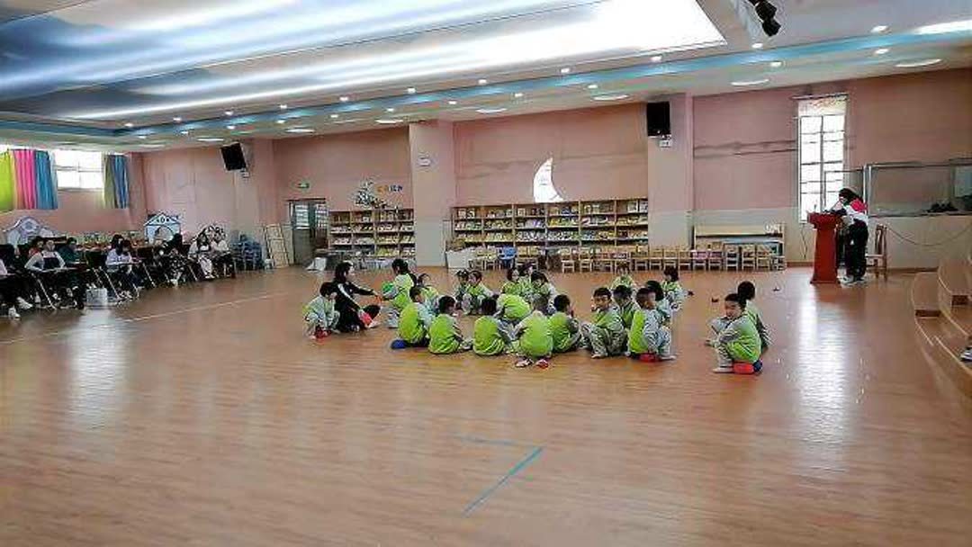 幼师教学技能竞赛体育公开课示范课《踩稳榴莲球》结尾放松