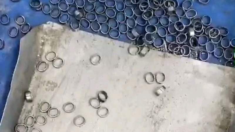 精密冲床冲压生产现场做戒指吗