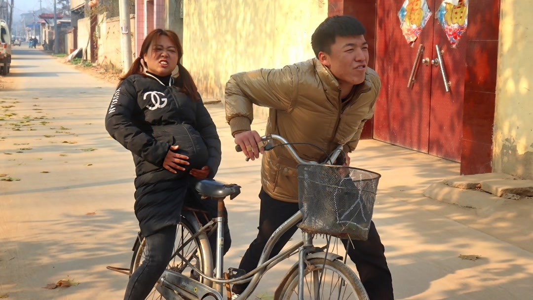 短剧:怀孕媳妇突然肚子疼,老公拉着她就去医院,结局太搞笑了
