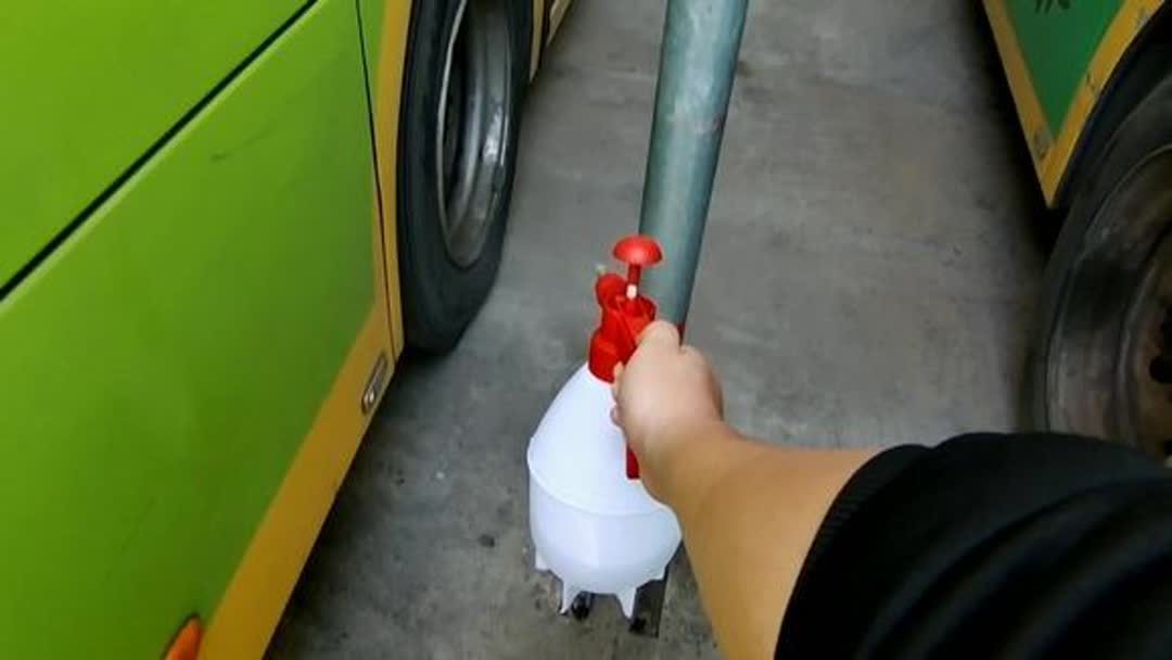 电动公交车停车场消毒,一天消毒两次,消毒水太臭了