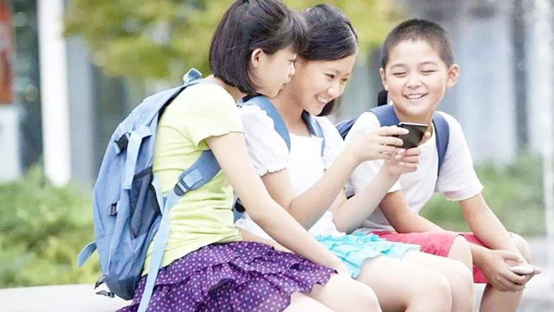 现在很多老师留作业都让孩子用手机,这样对孩子好吗?看完知利弊