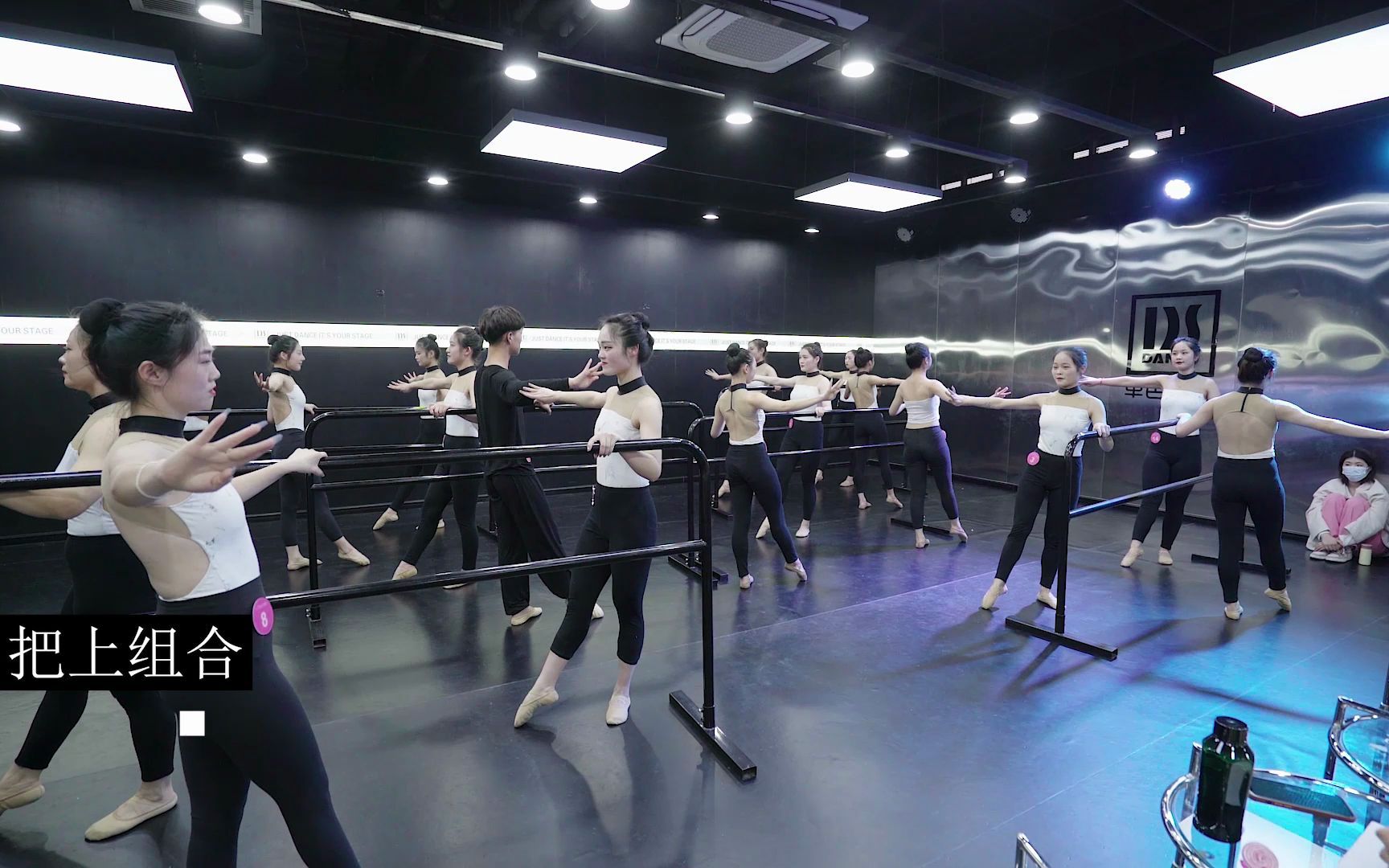 全是女孩的舞蹈考试里,多了个小哥哥,是幸福还是不幸?【单色舞蹈】