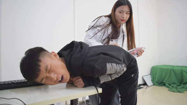 抠门小伙去看病,非让医生用大针管给他输液,过程太有趣了