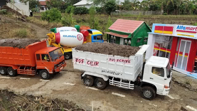 大卡车模型玩具出发运输货物