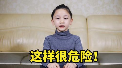 安全短剧:妹妹手拿锐器奔跑嬉闹十分危险,如果摔倒恶果不堪设想