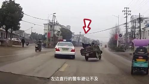 三轮车连续变道刮擦警车导致翻车,警车停车后秒出警,三轮车要赔偿吗?