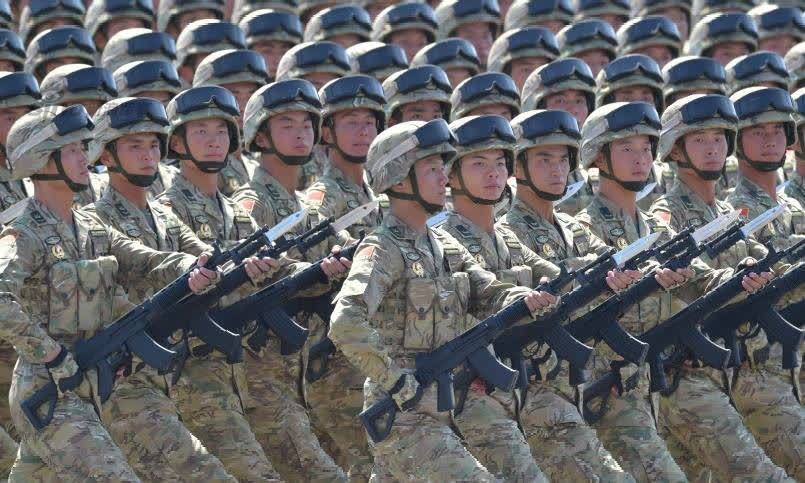 战场上能随便捡地上的枪支使用吗?老兵:后果很严重,有三点原因