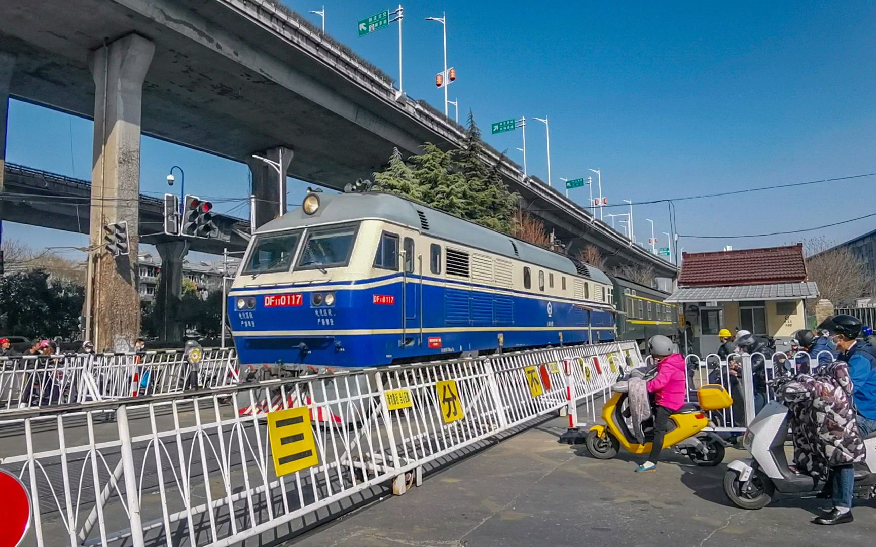 上局合段DF11内燃机车0117号机牵引昆山——重庆西T237次列车下行...