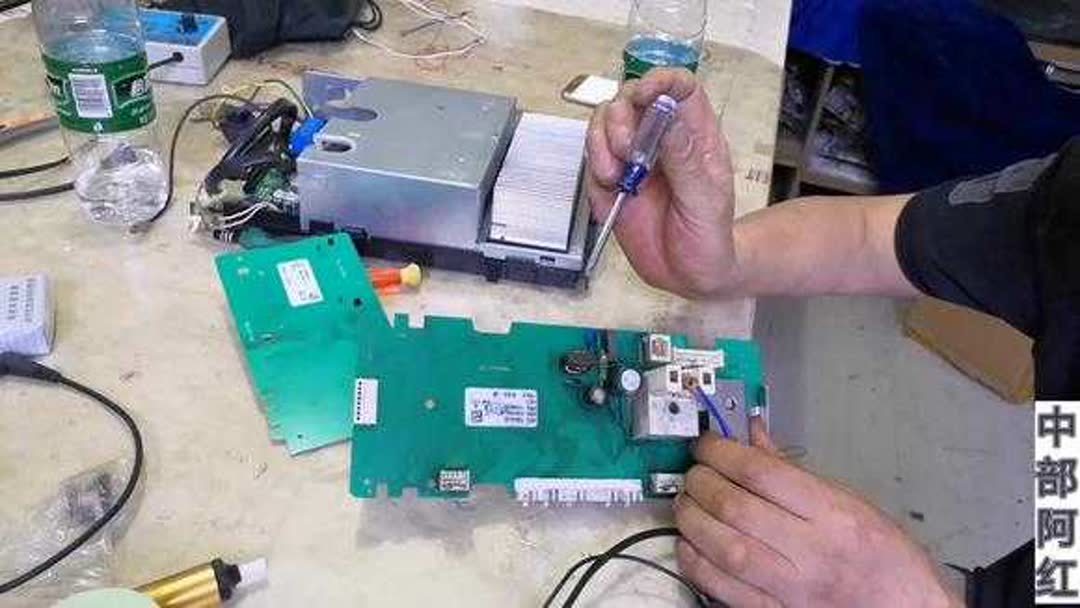 西门子洗衣机不通电是通病,只需换三个零件就可以修好它。