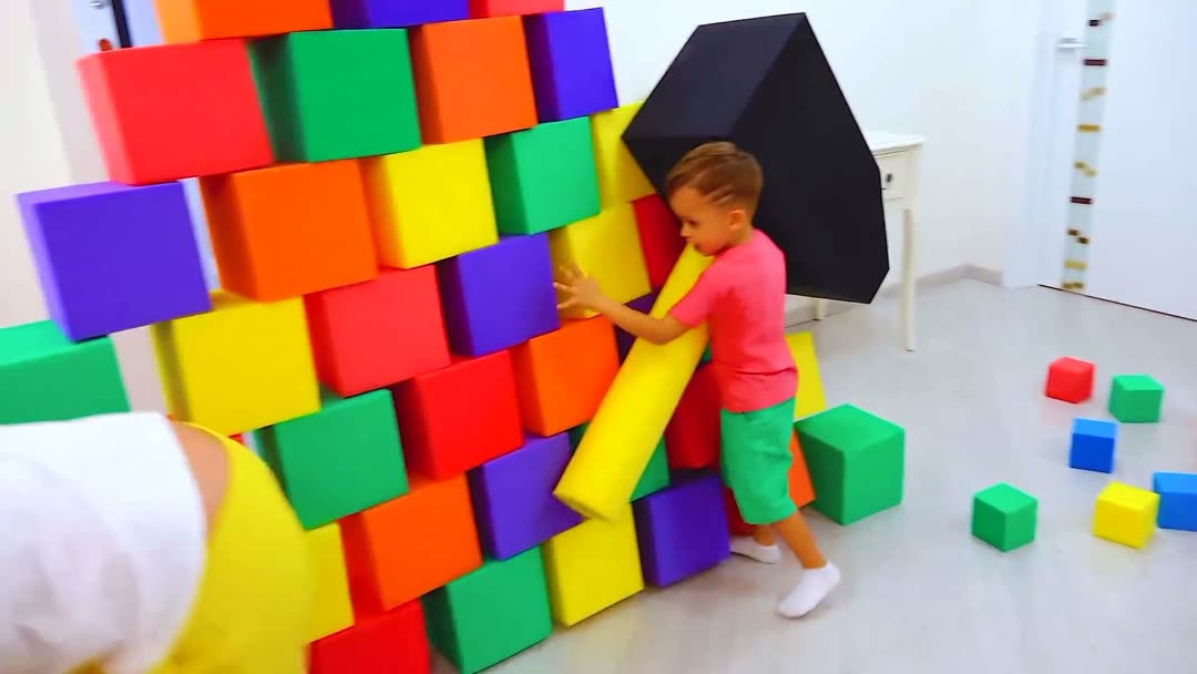 小朋友用彩色积木搭建城堡,真好玩