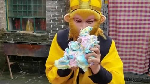 90后小伙身穿孙悟空的衣服,制作棉花糖,快速吸引粉丝几百万