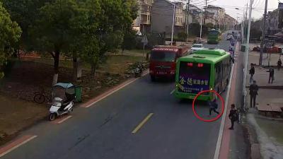 江西一小学生横穿马路被碾压身亡 监控瞬间曝光令人痛心!