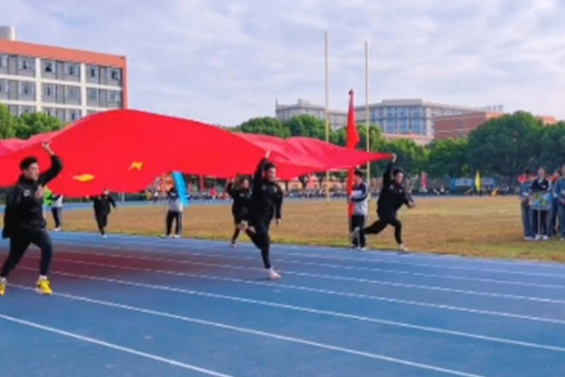 高校运动会开幕式,体育生高举红旗迎风奔跑,超燃瞬间引全场尖叫