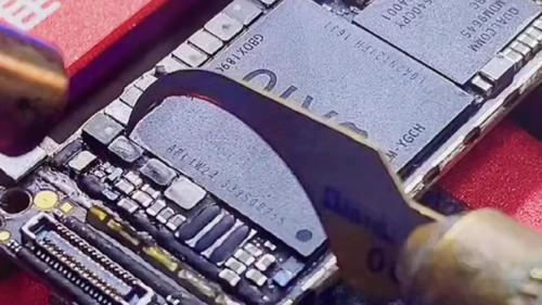 苹果7突然黑屏打不开,开机定在黑苹果,长按开机键无反应