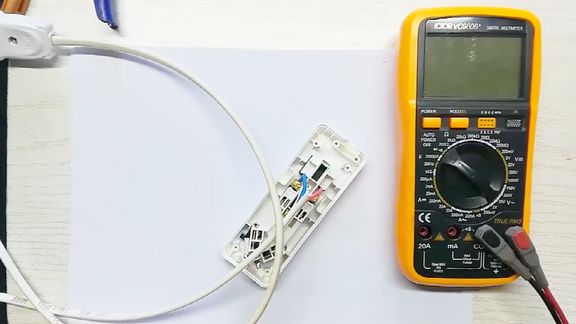 非常简单的一个小电路!小哥用铅笔给你演示!如何手绘电路图