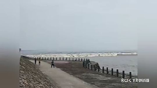 壮观的钱塘江大潮,巨浪奔腾,震撼人心!