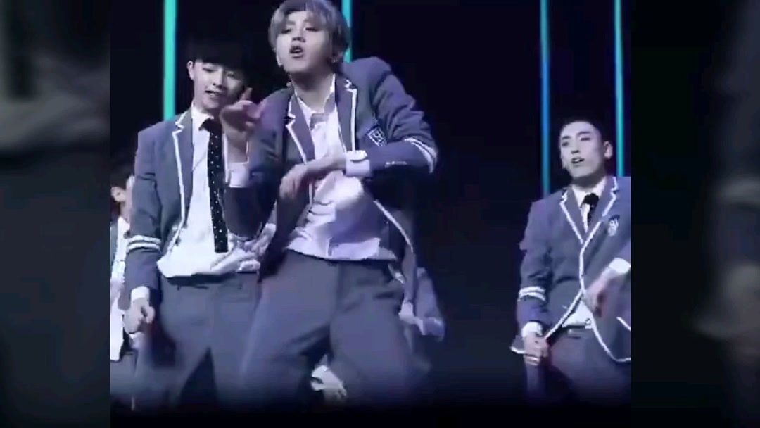 蔡徐坤揉面儿甩麦巨帅,耳麦挡着,把耳麦甩出去这个动作都做的帅