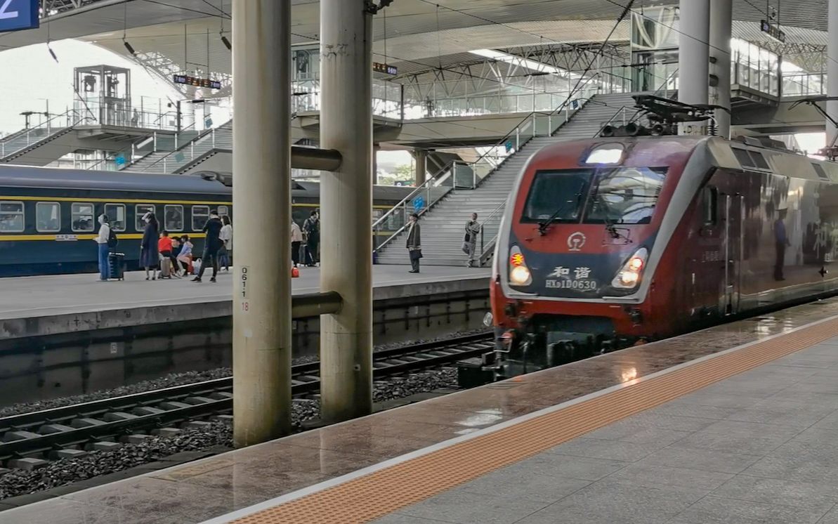 上局宁东段HXD3C电力机车牵引上海——成都K1156次列车停靠蚌埠...