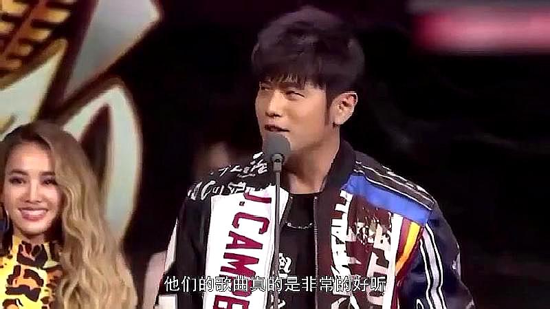 活久见,周杰伦蔡依林久违同台同框,表情引热议!