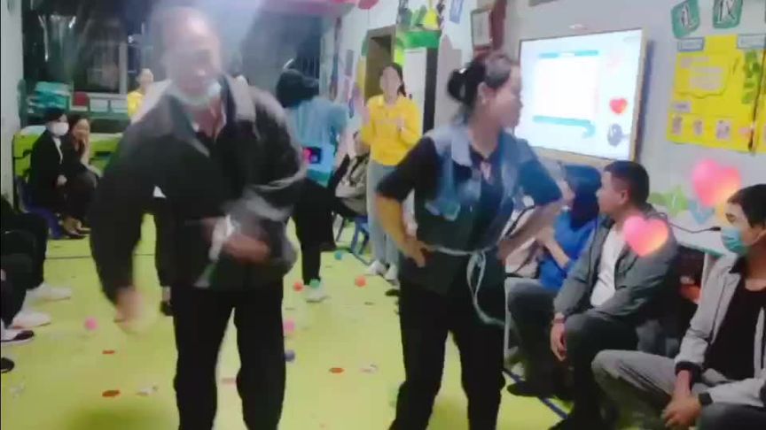 星天小班家长会游戏环节:为最棒的爷爷和优秀的爸爸妈妈们点赞