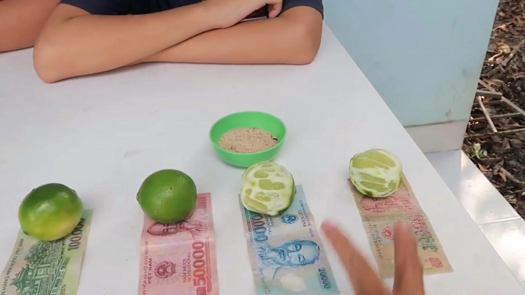 小伙让几个小孩吃青柠檬,吃一个给一万,看得我牙都酸了