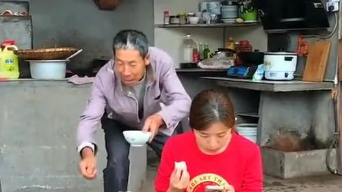 低头族的后果,但是,你们有这么顽皮的老爸吗?姑娘哭都找到不到方向了