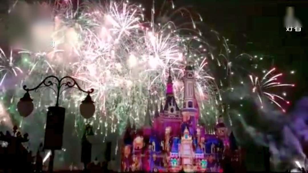 点亮新一年!60秒看上海迪士尼跨年烟花:五彩缤纷城堡魔幻十足