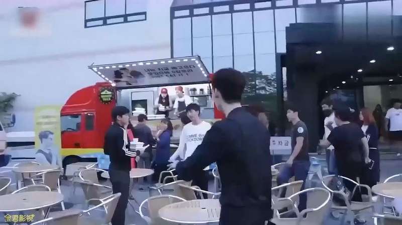 《W两个世界》花絮:李钟硕片场只吃一份盒饭,韩孝周上前送鸡腿