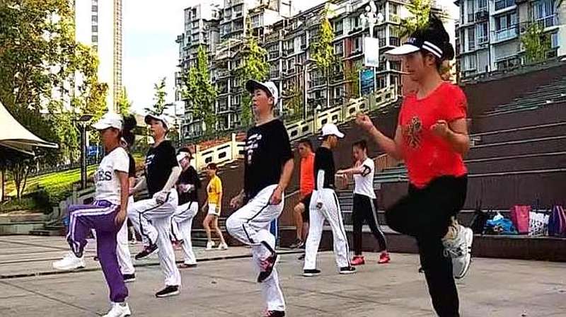广场舞经典歌曲《前卡,后卡,三点转》音乐旋律动听,舞姿好看