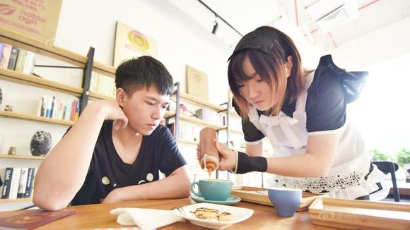 男友玩手机太忙,女友亲手喂饭!舍友怒摔筷子,这饭没法吃了