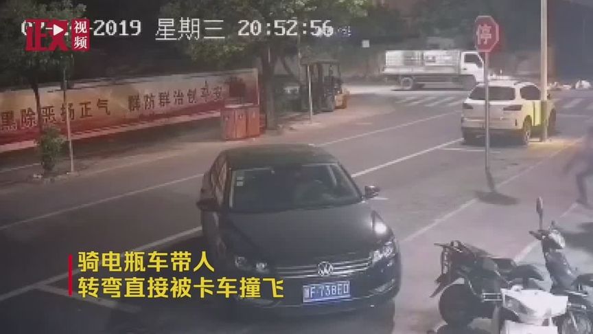 嘉兴一男子骑电瓶车载人 转弯时被卡车撞飞!