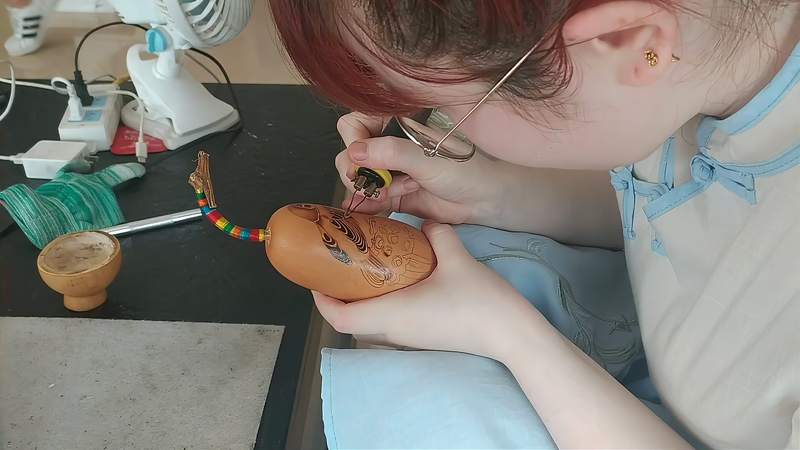 河南24岁聋哑女孩葫芦上作画:将免费教更多村民学画画