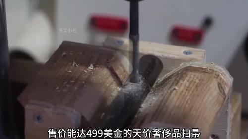 大叔利用棕榈皮制作出售价达499美金的天价扫帚