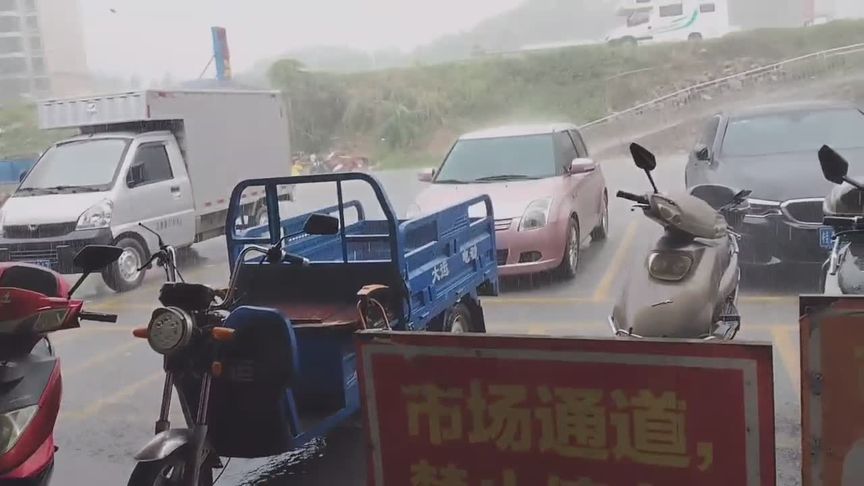 #暴雨来袭 #雨天行车注意安全