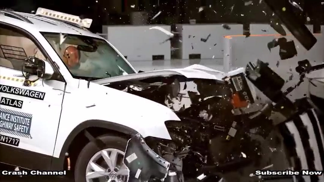 轿车碰撞测试01