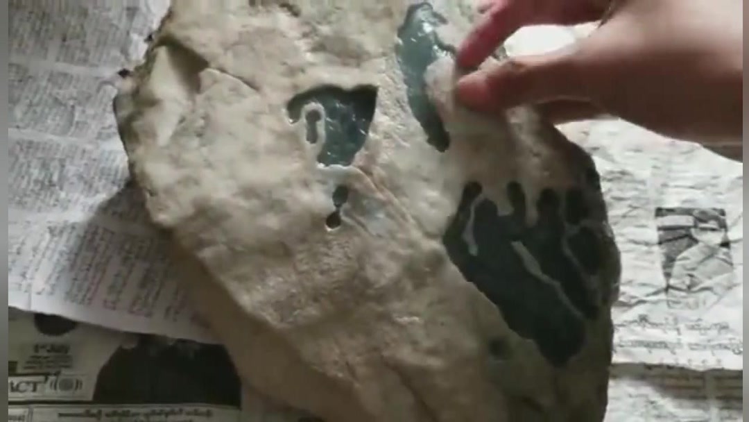 太牛了! 5千翡翠现场直接开切, 瞬间沸腾